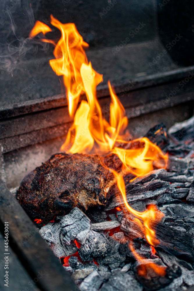 corte de res directo a las brasas. corte de res cowboy al estilo ...