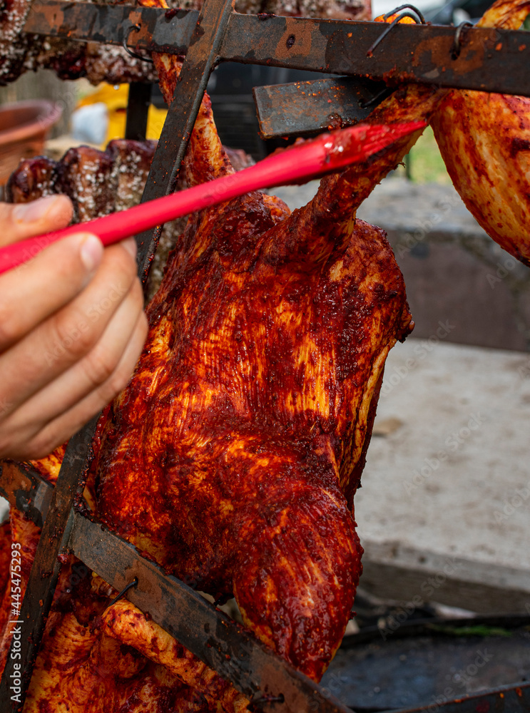 pollo crudo adobado para asar al carbón. manos adobando pollo crudo ...