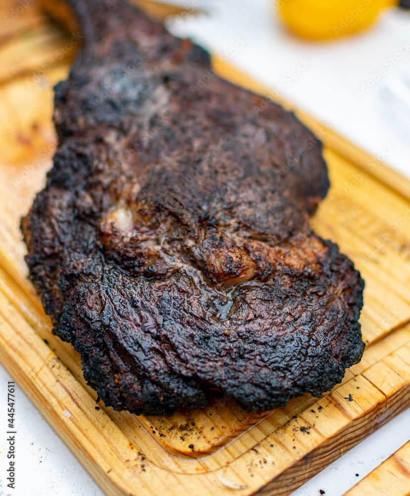 Fotka „corte asado directo al carbón. cowboy asado cavernícola. manos ...