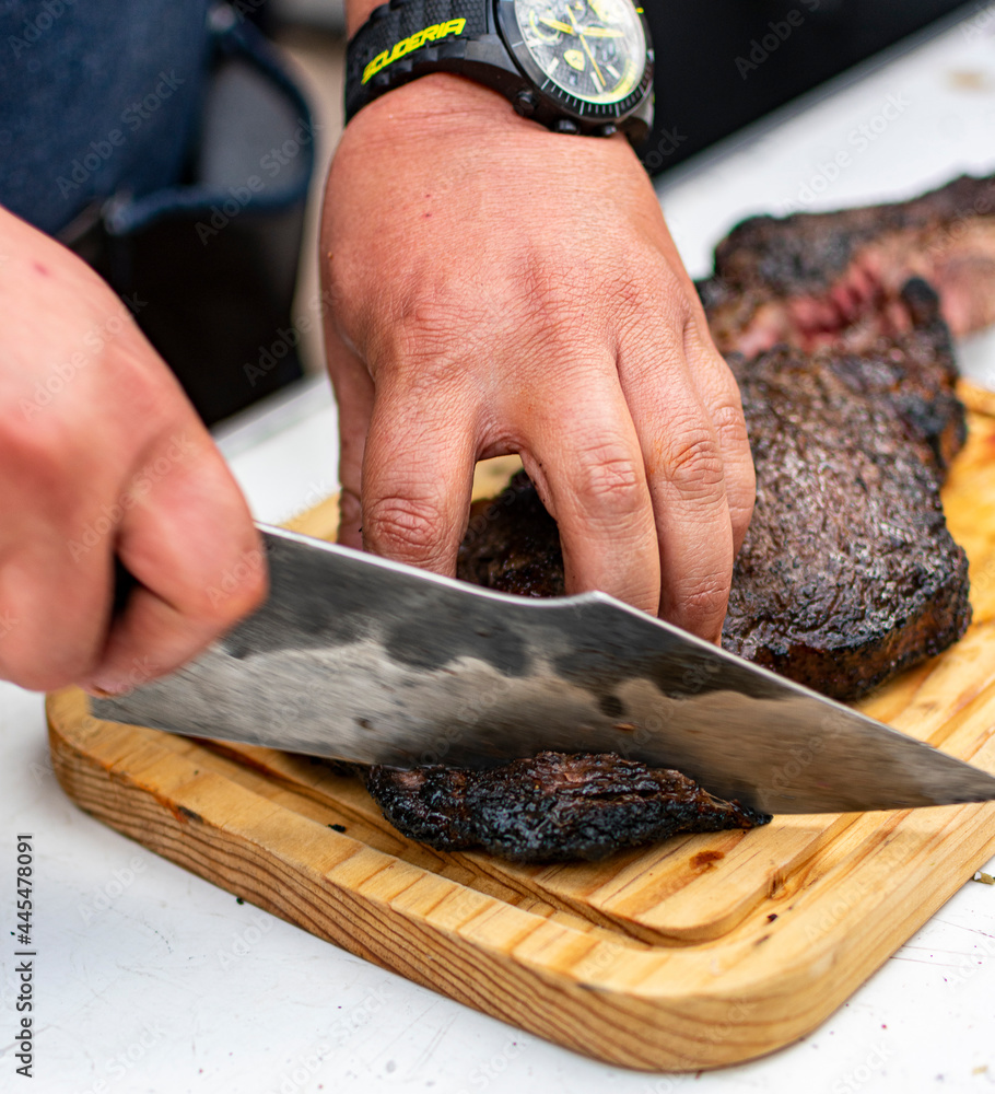 corte asado directo al carbón. cowboy asado cavernícola. manos cortando ...