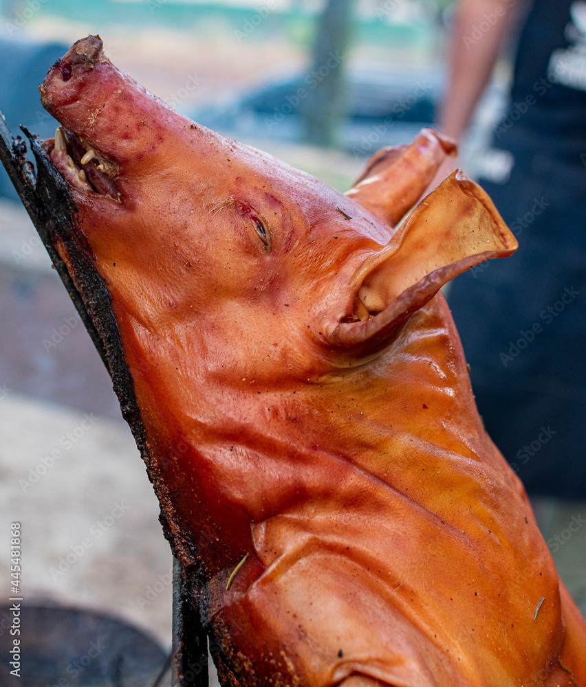 cerdo asado al carbón en asador de cruz. cerdo ahumado al carbón en ...