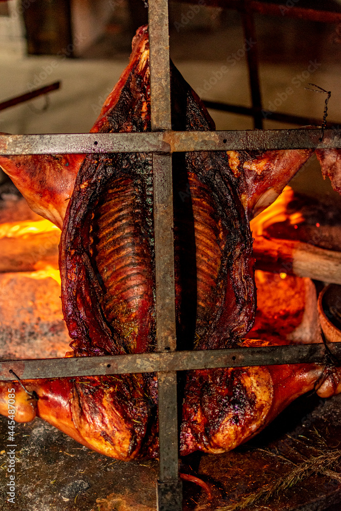 cerdo asado al carbón en asador de cruz. cerdo ahumado al carbón en ...