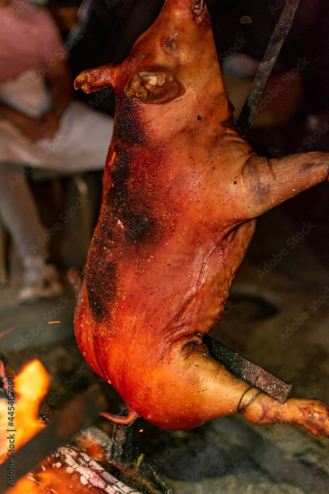 cerdo asado al carbón en asador de cruz. cerdo ahumado al carbón en ...