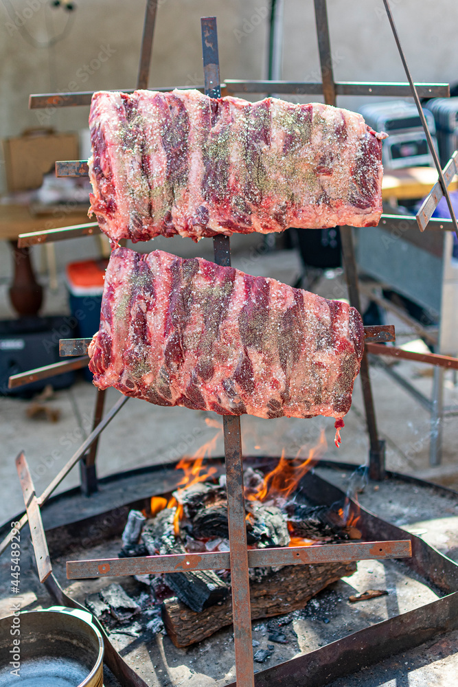 costillas de res en asador al carbón. costillas de res montada en ...