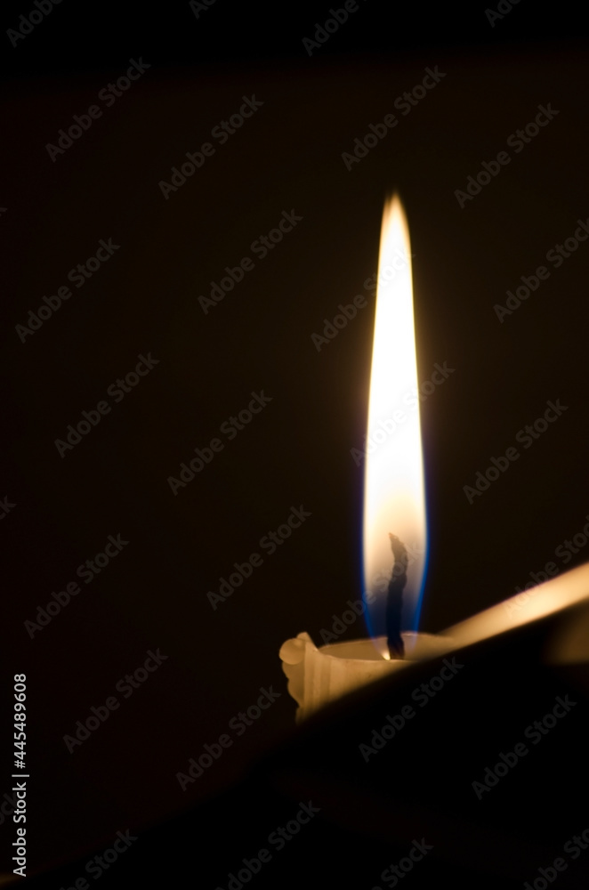 LLama de vela encendida. Fuego de veladora en fondo negro oscuro ...