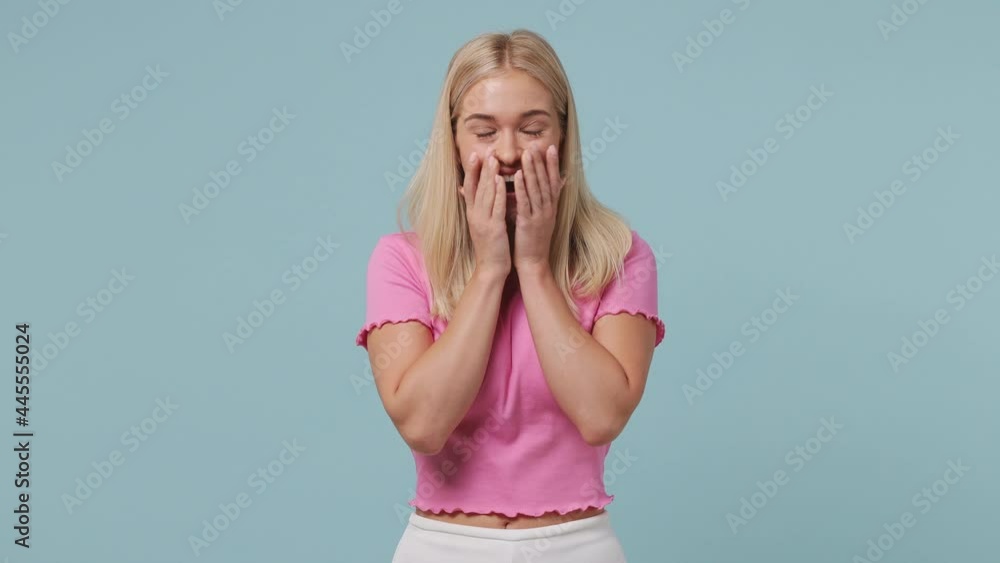 Shocked shocked amazed young blonde woman 20s wears pink t-shirt look ...
