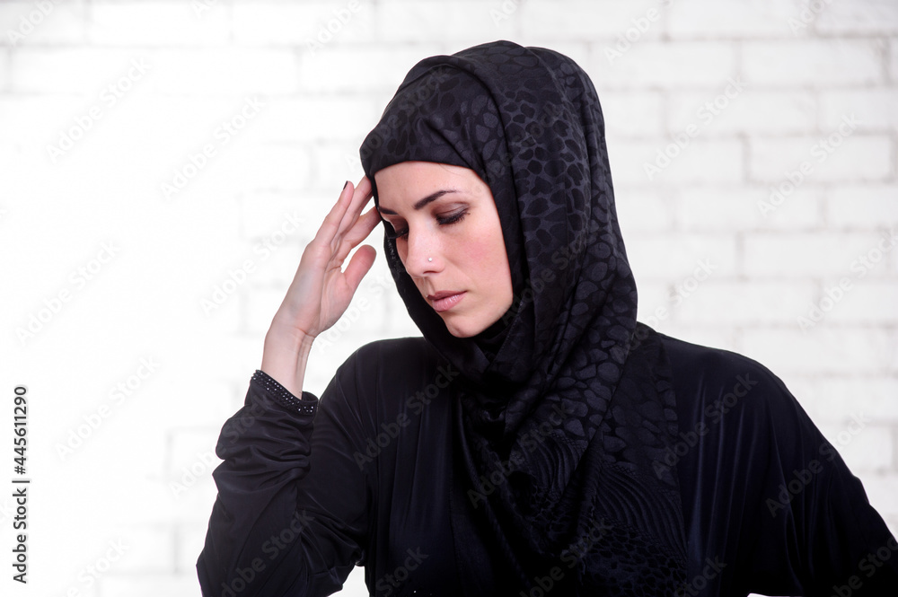 Young arabic woman dressed traditional arabic dress poses indoor Stock ...