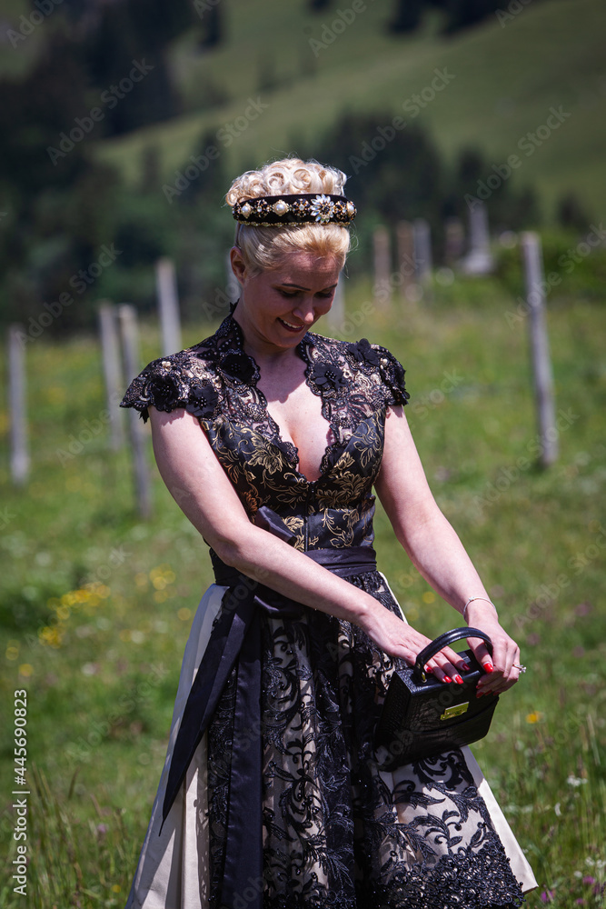 Blonde Frau Im Schwarzen Designer Dirndl Aus Spitze Mit Offenen