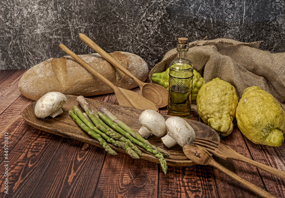bodegón de alimentos naturales con un estilo antiguo Stock Photo ...
