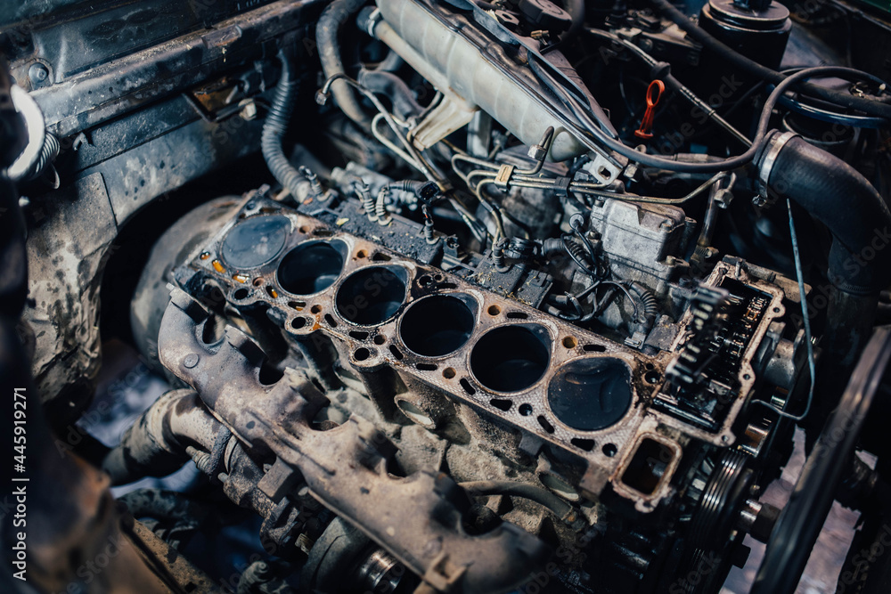 repair of the head of the engine block of an in-line diesel engine ...