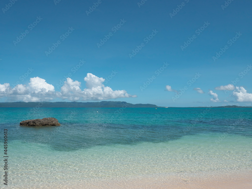 Foto de Okinawa,Japan - July 14, 2021: Nishinohama beach in Kuroshima ...