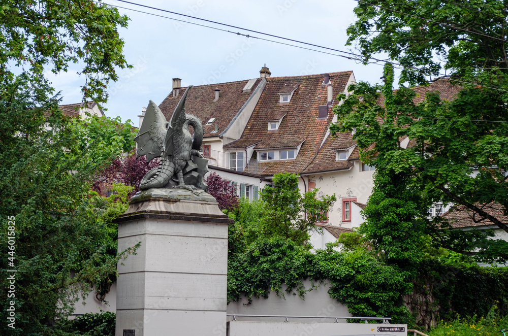 Basilisk Statue von Ferdinand Schlöth, Wettsteinbrücke, Basel, Schweiz ...