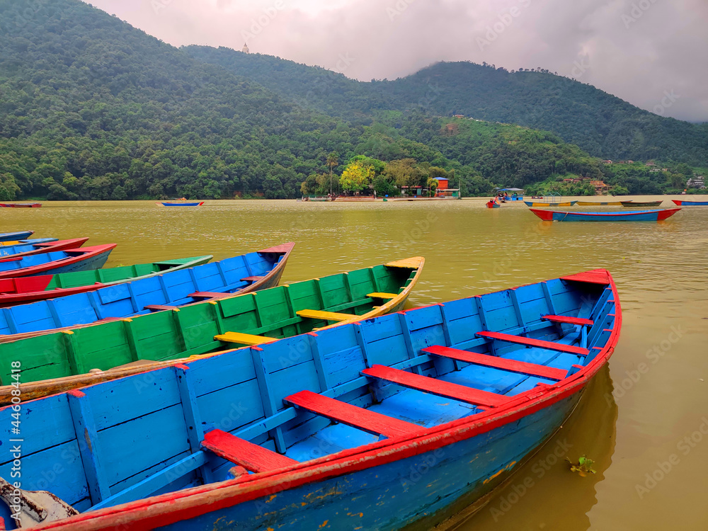 Foto de Boats on the lakeside. Phewa Lake in Pokhara, Nepal. fishing ...