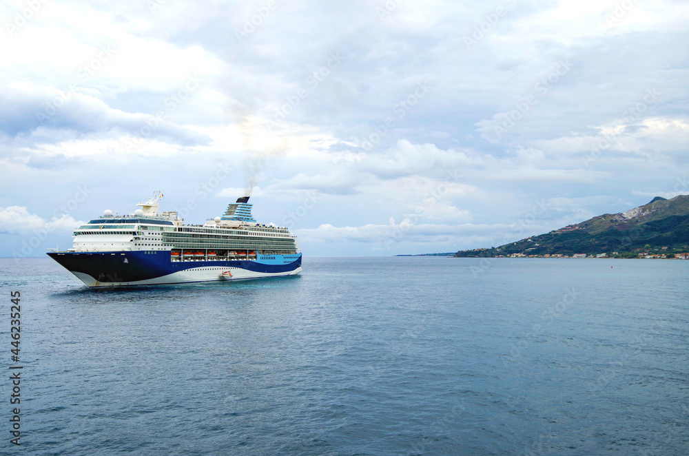 Fotka „Modern Marella cruiseship cruise ship liner Explorer 2 anchoring ...