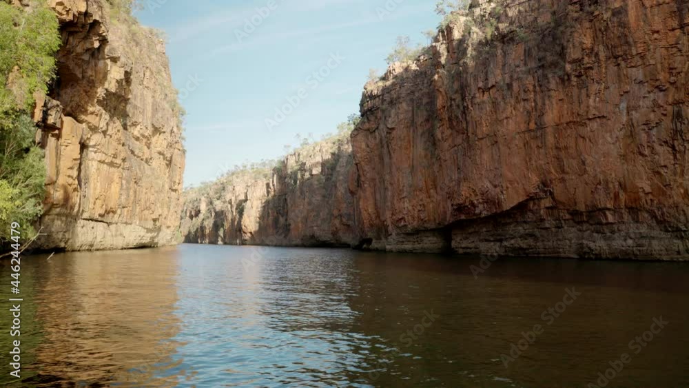 Video Stock downstream view of the second gorge cliffs of nitmiluk ...
