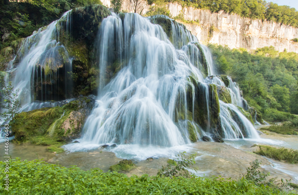 La cascade de Baume-les-Messieurs est une chute d'eau du ruisseau du ...
