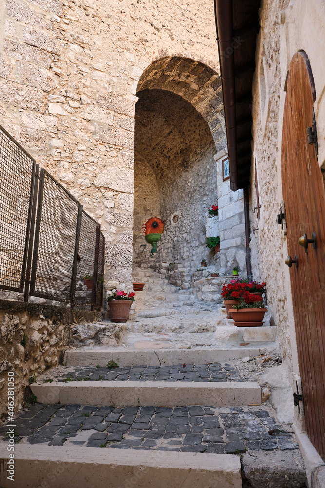 arch in the historic center of castel del monte abruzzo Stock Photo ...