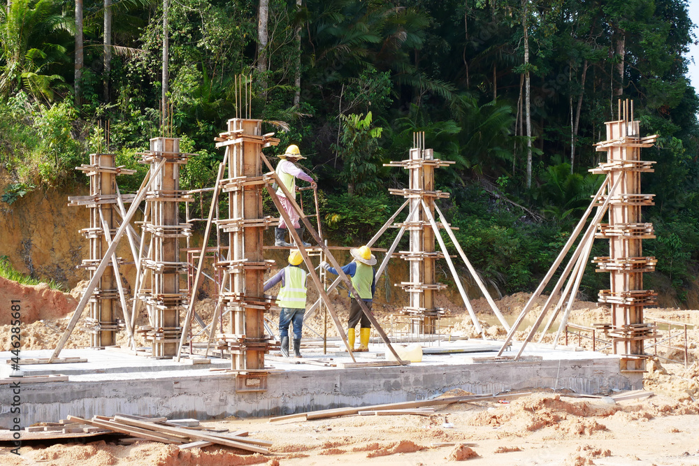 Foto de PENANG, MALAYSIA -JUNE 3, 2021: Column timber formwork and ...