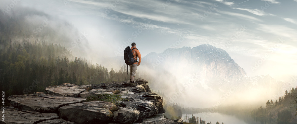 Wanderer in Berglandschaft genießt den Sonnenaufgang Stock Photo ...