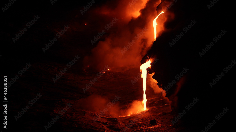 Foto de Lava flowing into the ocean from volcano lava eruption on Big ...