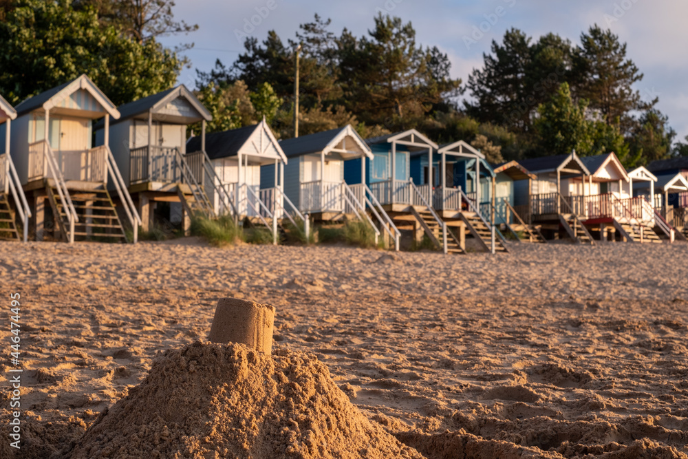 Foto de Row of characterful, colourful beach huts on the sea front at ...