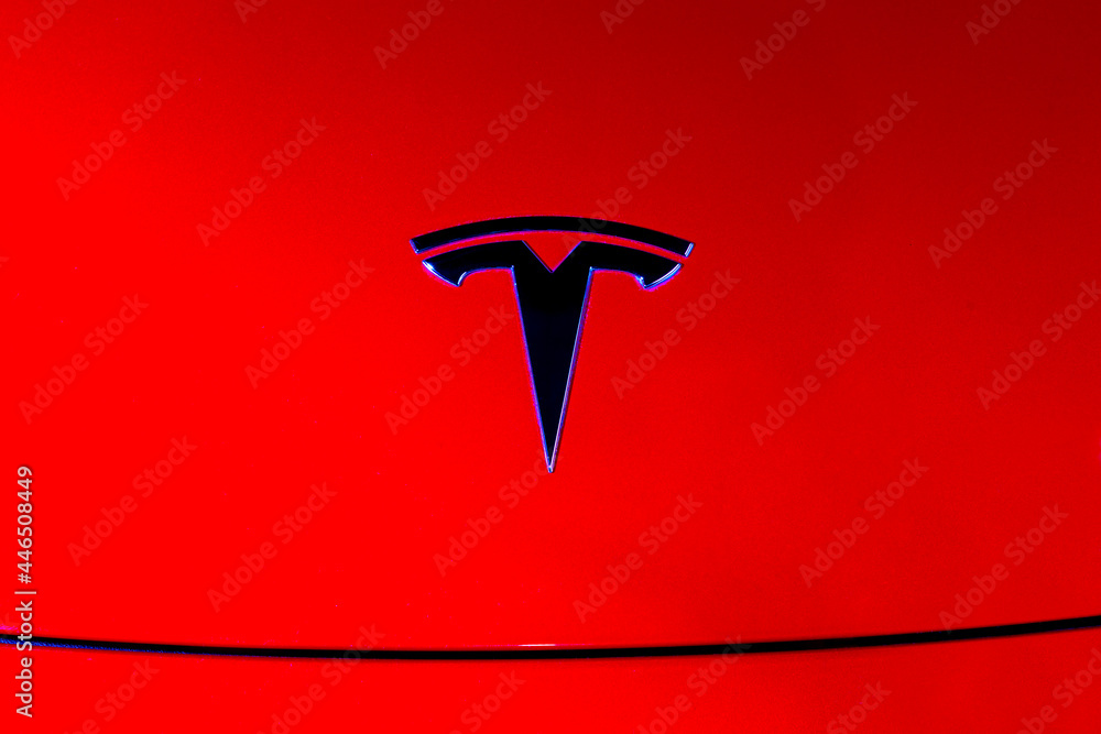 New Tesla model 3 electric vehicle logo close up. Tesla icon. 素材庫相片 ...