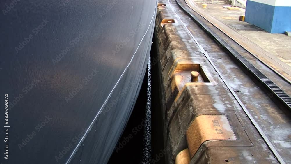 The Narrow space between the ship's hull and the Gatun Locks chamber ...