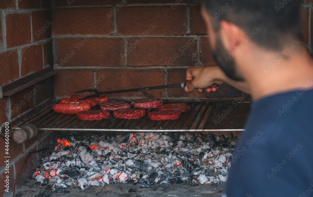 Foto de Cocinando al aire libre, una barbacoa de hamburguesas y chorizo ...