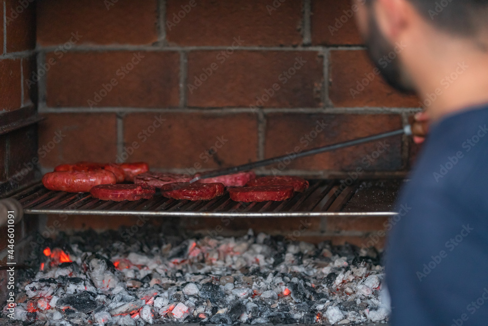 Foto de Cocinando al aire libre, una barbacoa de hamburguesas y chorizo ...