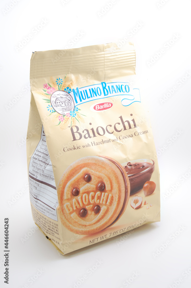Barilla Mulino Bianco baiocchi cookie with hazelnut and cocoa cream in ...