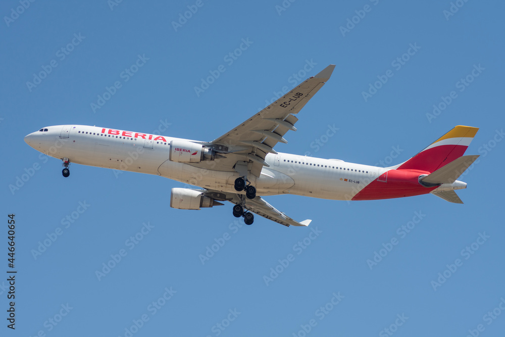 Avión de línea Airbus A330 de la aerolínea Iberia aterrizando en el ...