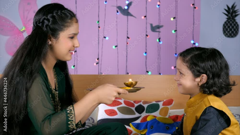 Vídeo do Stock: Cheerful elder sister with a Puja Thali in her hands ...