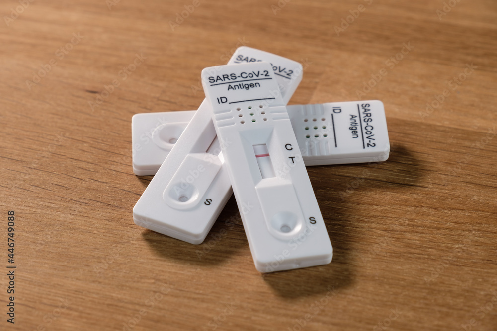 Drei Corona-Schnelltest (Rapid Antigen Test) COVID-19 (2019-nCoV ...