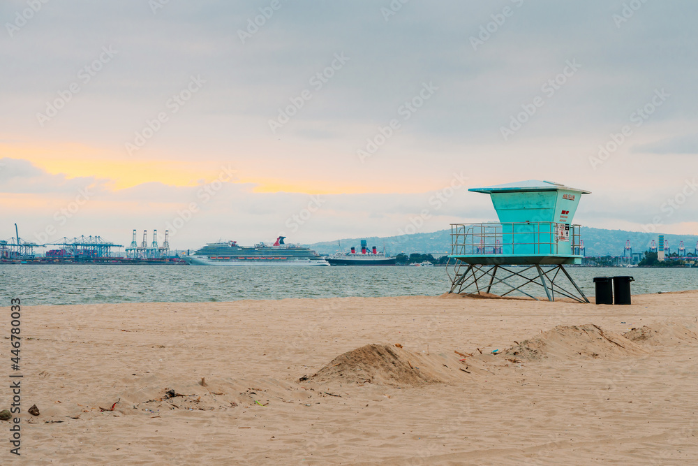Sandy beach on the beach in Los Angeles, blue towers of lifeguards at ...