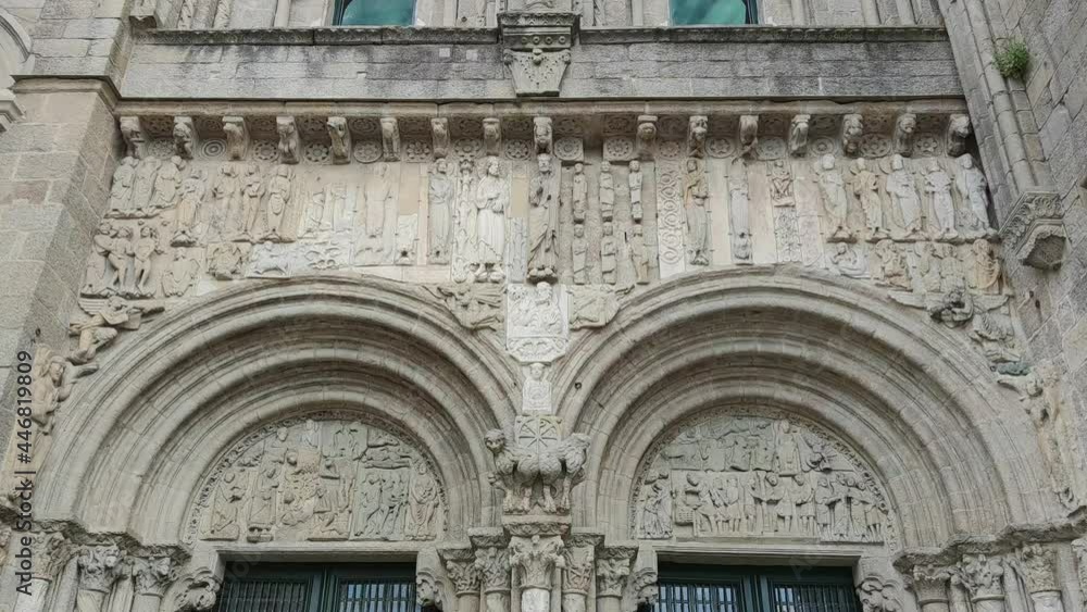 Fachada de estilo románico puerta de platerias en la catedral de ...