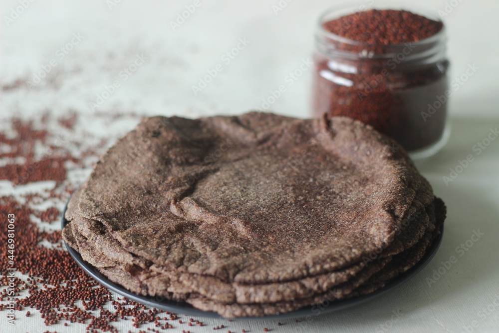 Foto de Finger millet Indian flat bread made of finger miller flour. A ...
