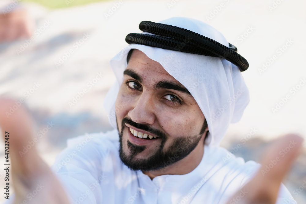 Happy Emirati Arab man. Arabic guy wearing Kandoora Dishdash in the ...