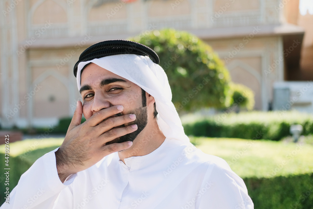 Happy Emirati Arab man. Arabic guy wearing Kandoora Dishdash in the ...