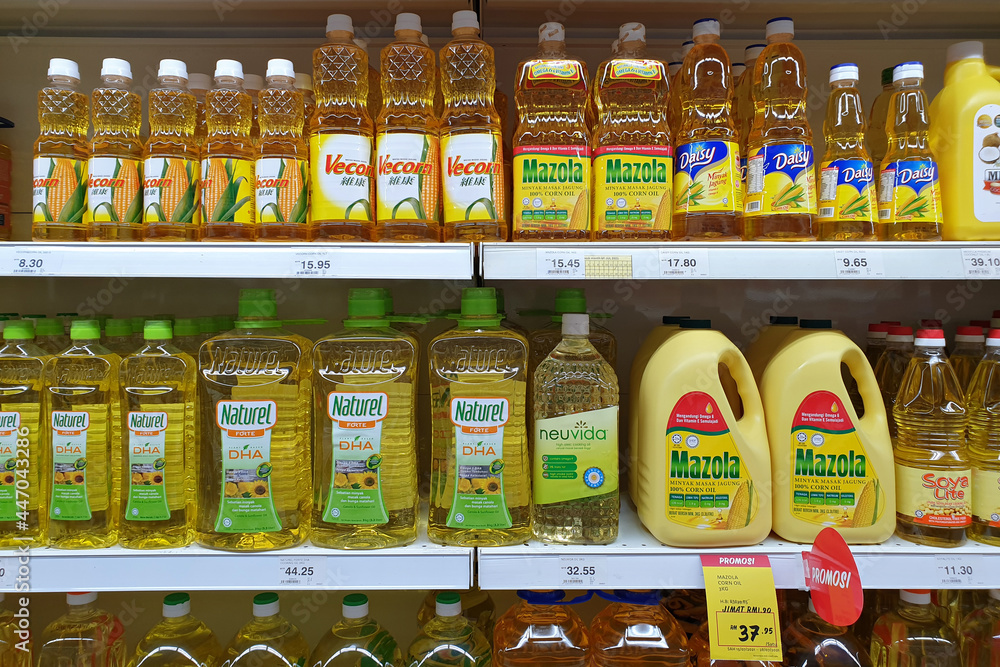 Rows of various brands healthy cooking oil display on store shelf in ...