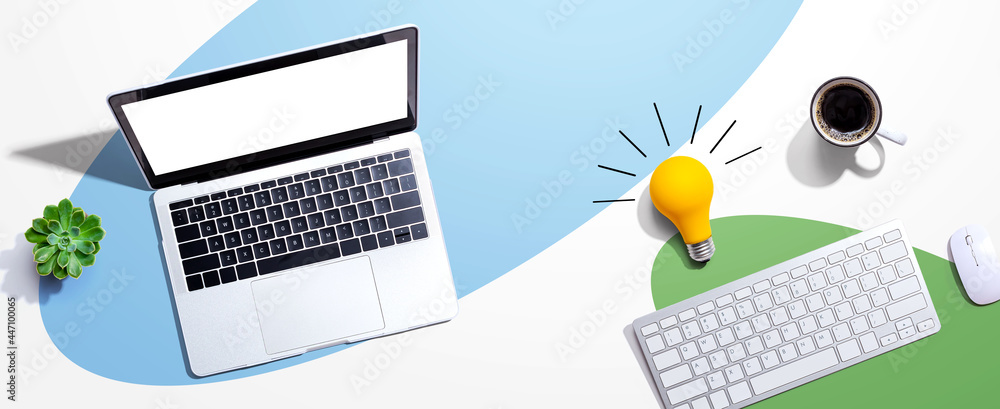 Fotografia do Stock: Computers with a light bulb | Adobe Stock