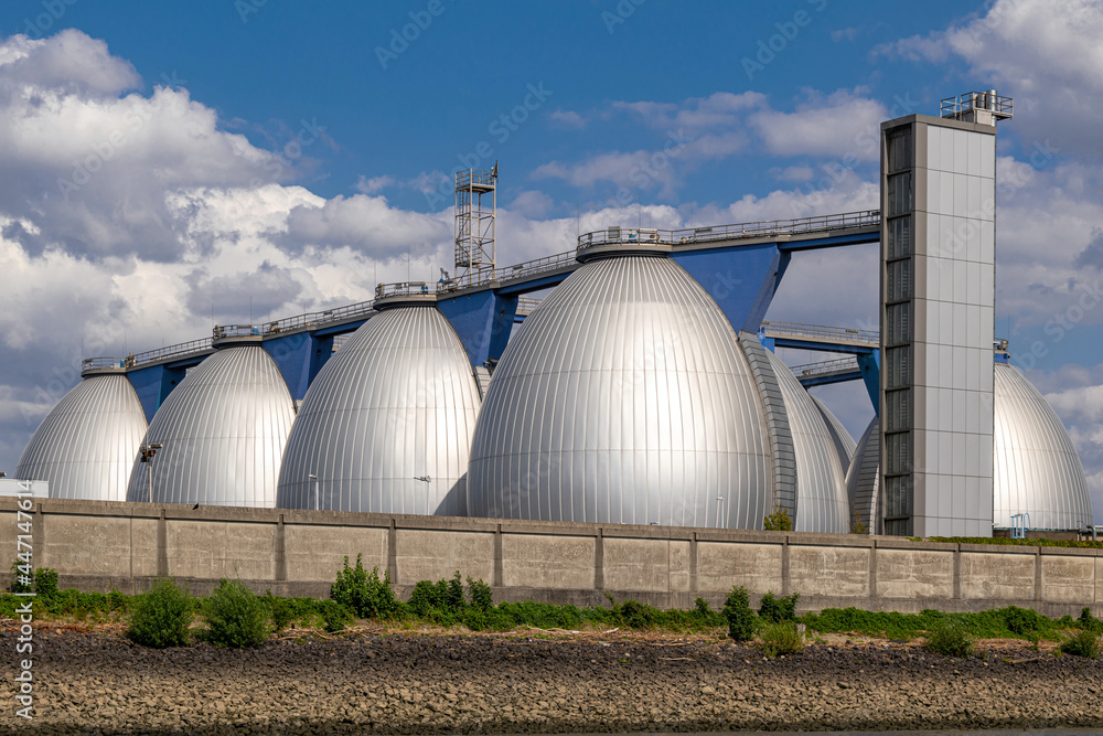 Foto de Hamburg, Germany - July 27, 2019: The digestion towers of the ...