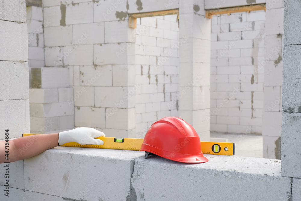 The hand of the builder measures the level of the plane using the ...