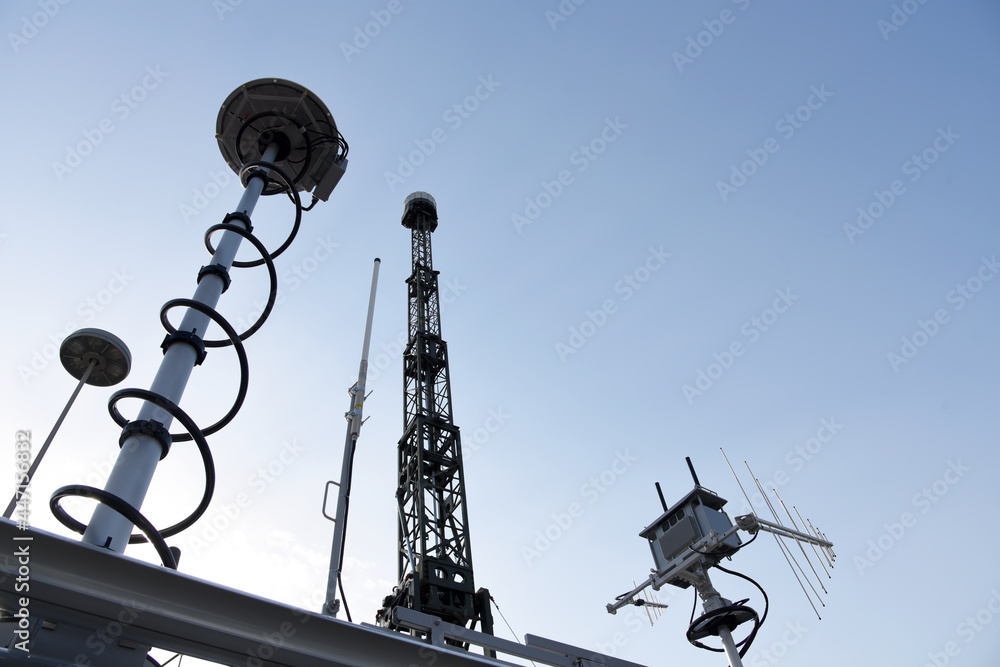 Radar for warning of the appearance of a target and the detection and ...