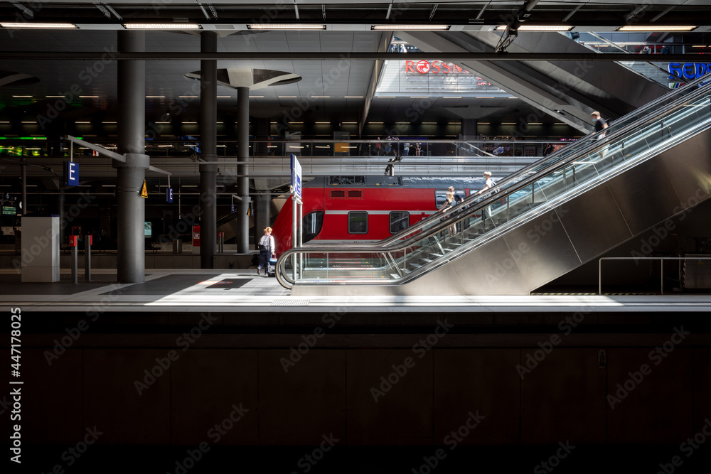 Foto de BERLIN, GERMANY - JULY 2021: Interior view of platform railway ...