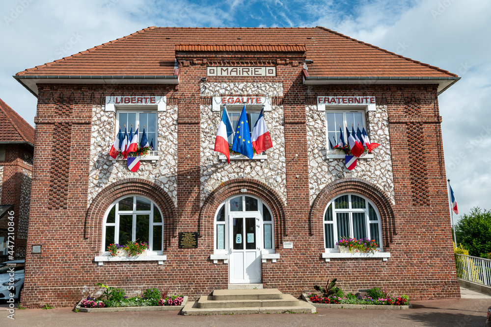 Facade d'une mairie avec drapeaux français bleu blanc rouge et européen ...