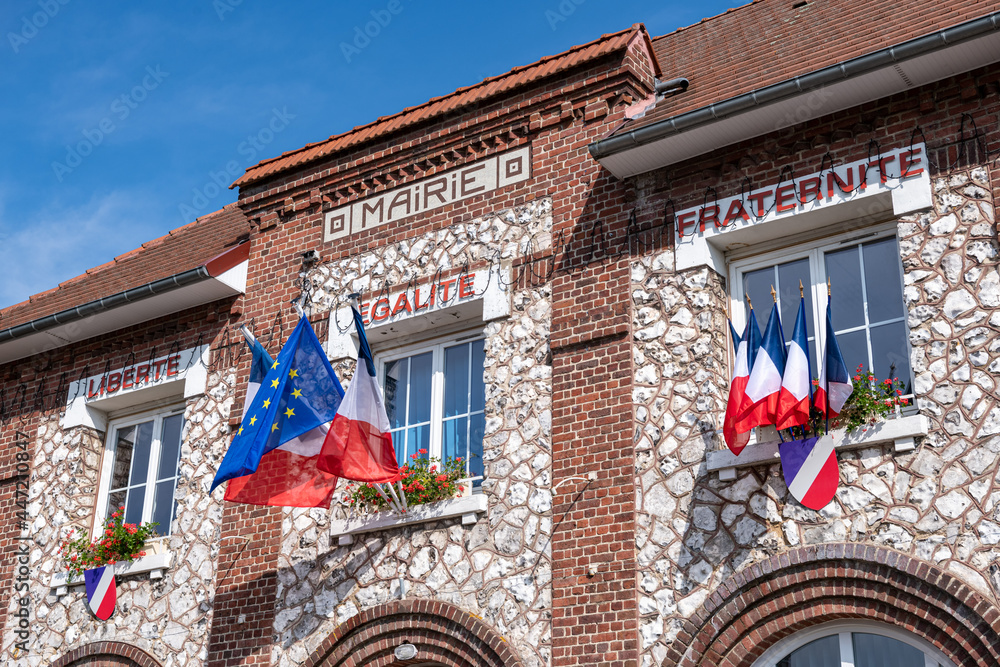 Facade d'une mairie avec drapeaux français bleu blanc rouge et européen ...