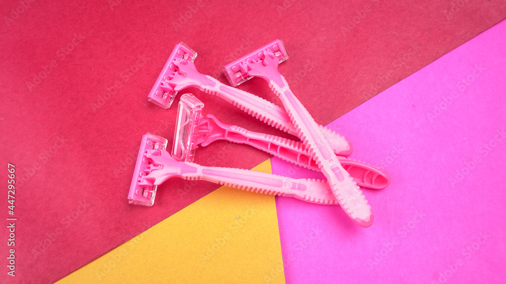 New pink disposable razors for safe shaving of female skin.Razor for ...