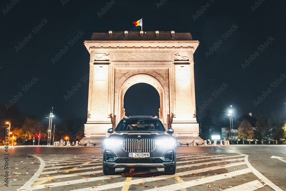 BMW X7 40i front end, grill, headlights and wheel details shot in front ...