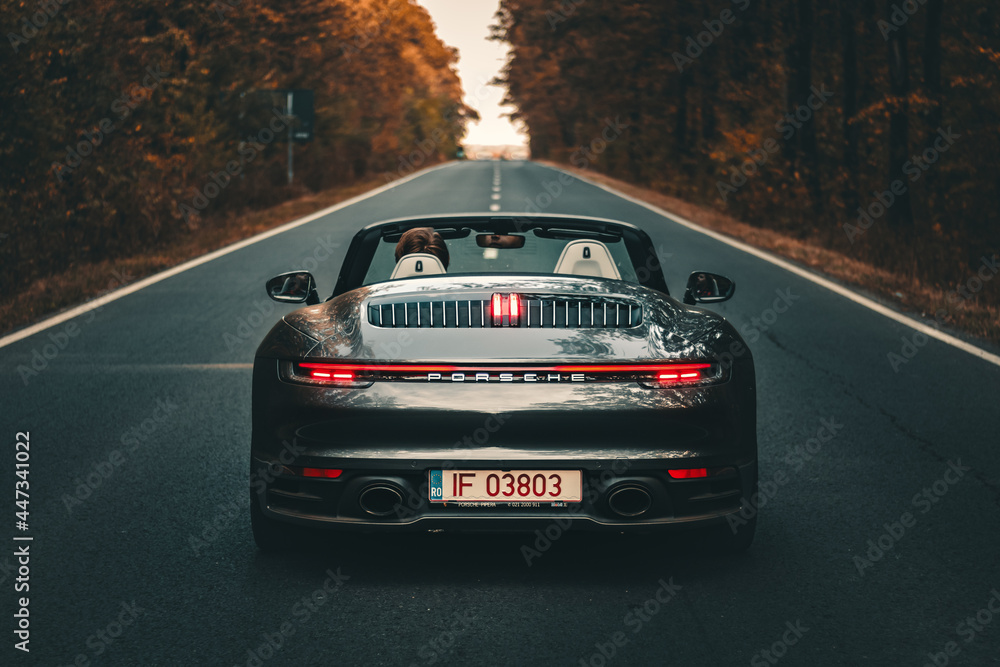 Porsche 992 Carerra 4s Cabriolet 911 rear end shot, stop lights, wheel and exhaust details 스톡 사진 ...