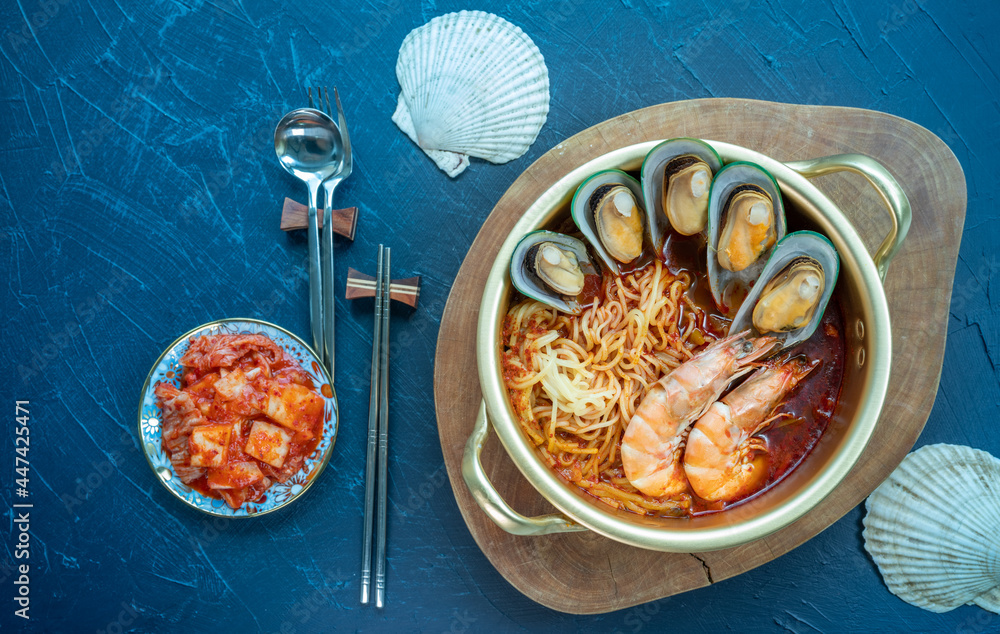 Foto de jamppong, Spicy mixed-up seafood noodle soup, Korean noodle ...